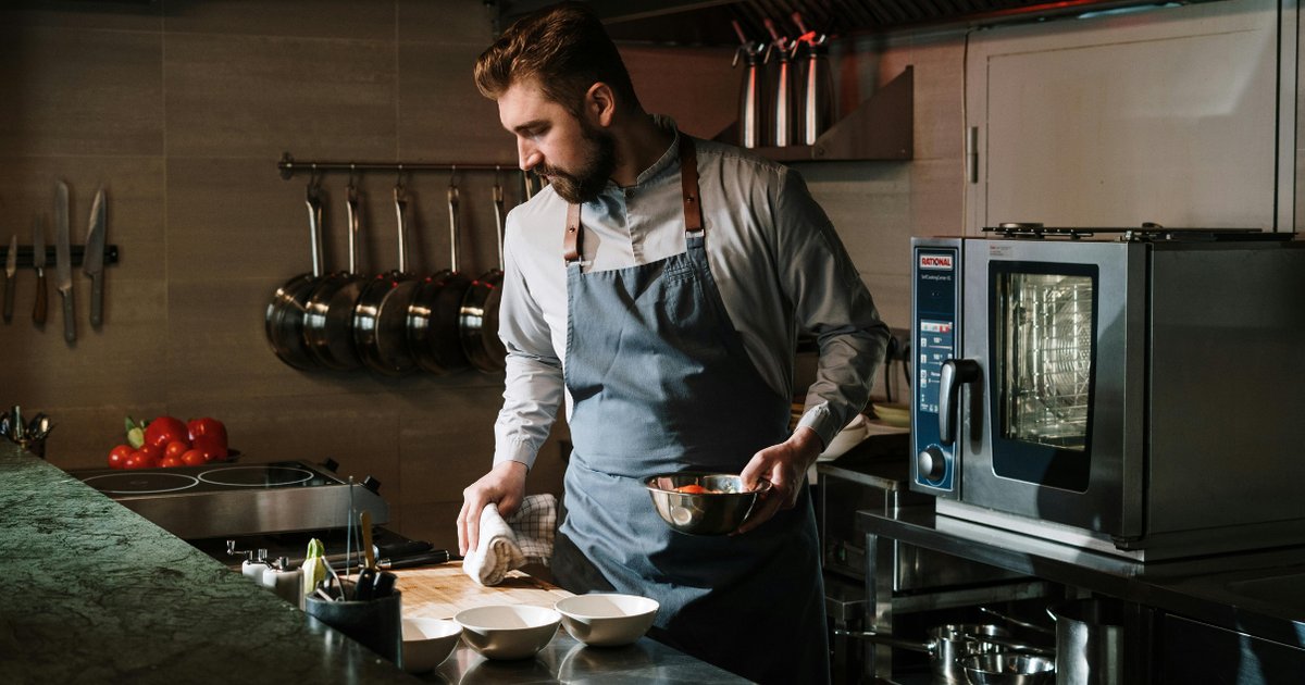 Mise en place: entenda o que é, por que importa e como aplicar na cozinha